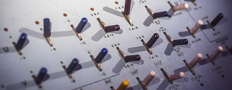 Swtich Poles and Switch Throws | TE Connectivity